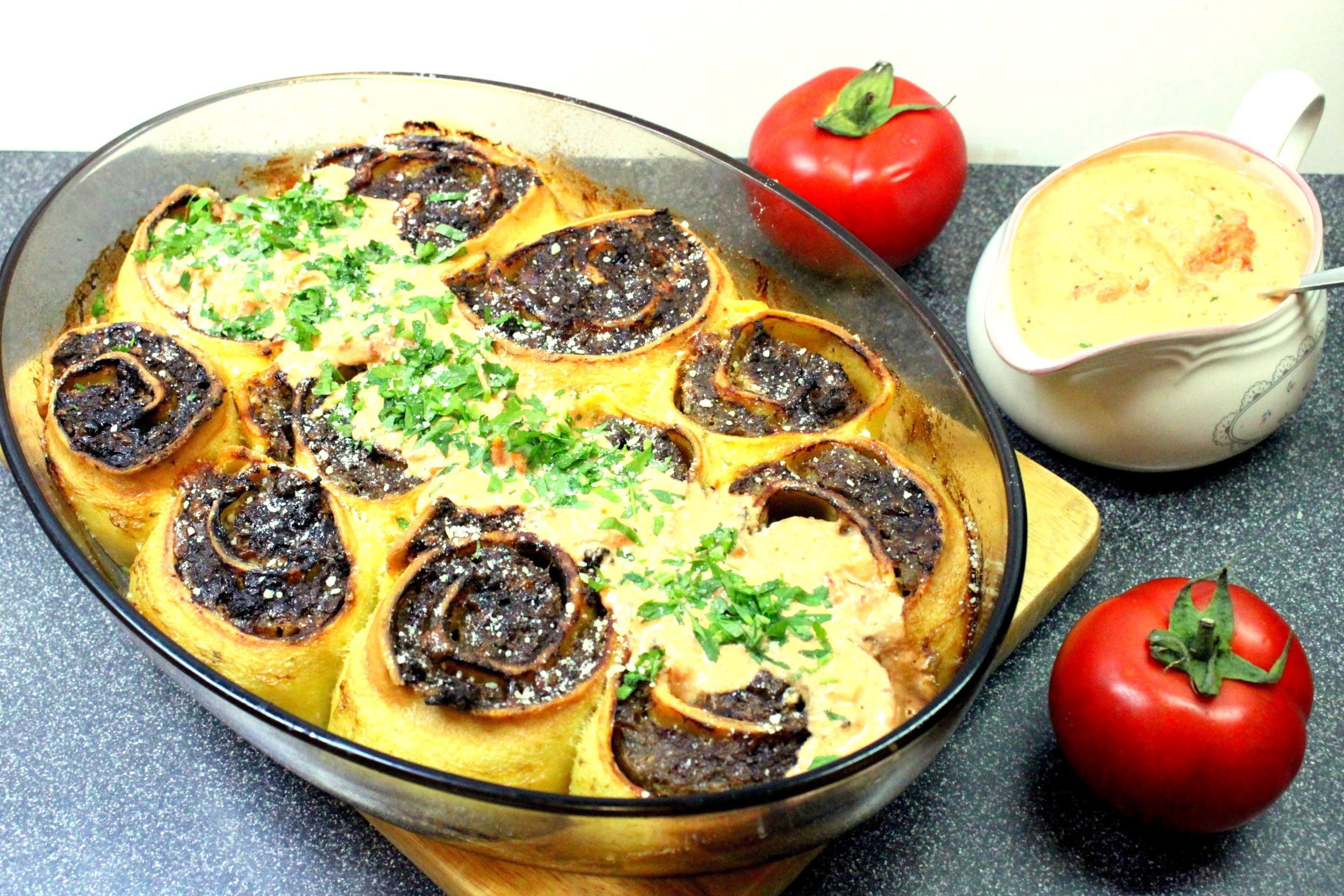 Gefuellte ueberbackene Pastarolle - Filled and baked Pasta Roll