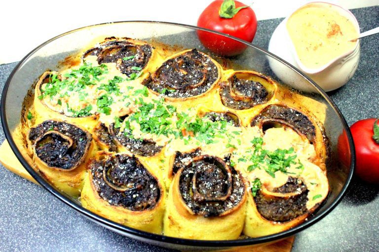 Gefuellte ueberbackene Pastarolle - Filled and baked Pasta Roll