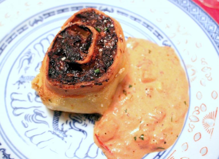 Gefuellte ueberbackene Pastarolle - Filled and baked Pasta Roll