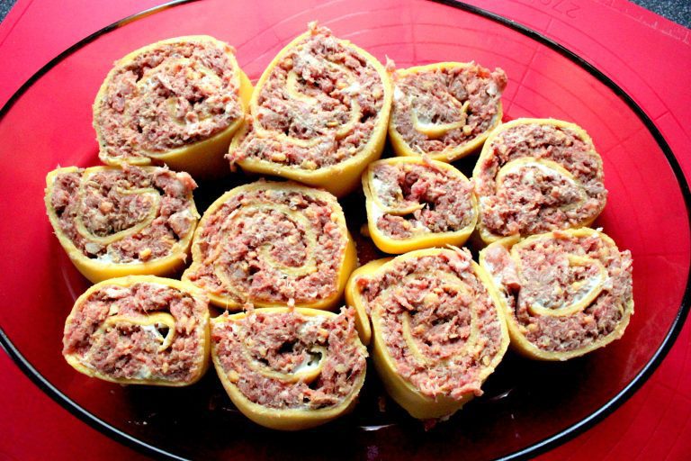 Gefuellte ueberbackene Pastarolle - Filled and baked Pasta Roll