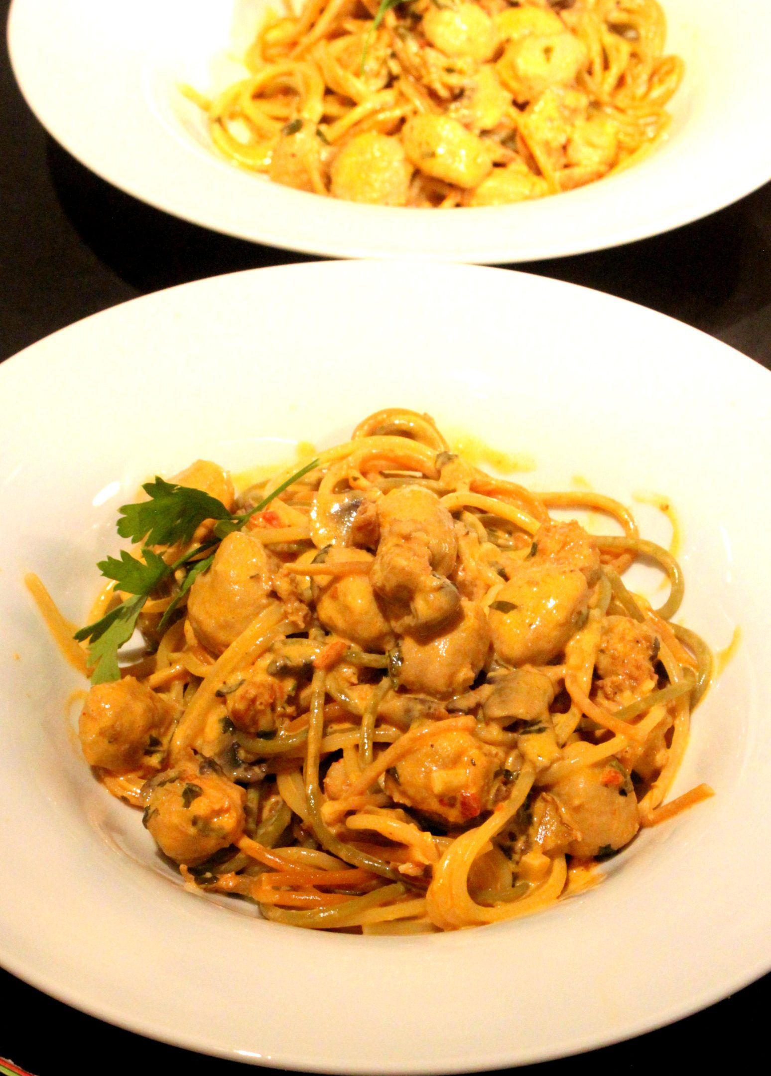 Spaghetti Tricolore mit Braetchuegeli, Chorizo und Pilzen