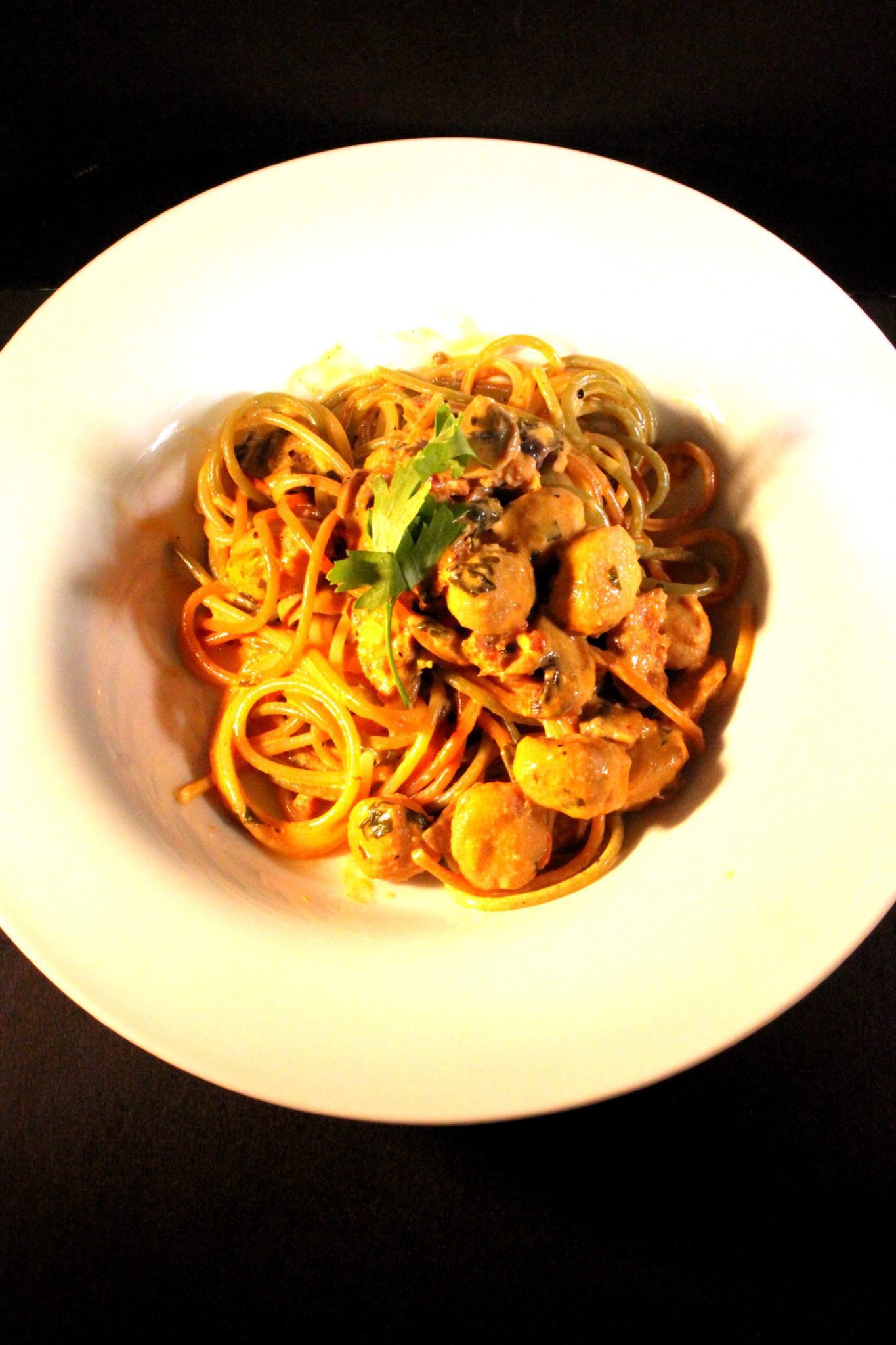 Spaghetti Tricolore mit Braetchuegeli, Chorizo und Pilzen